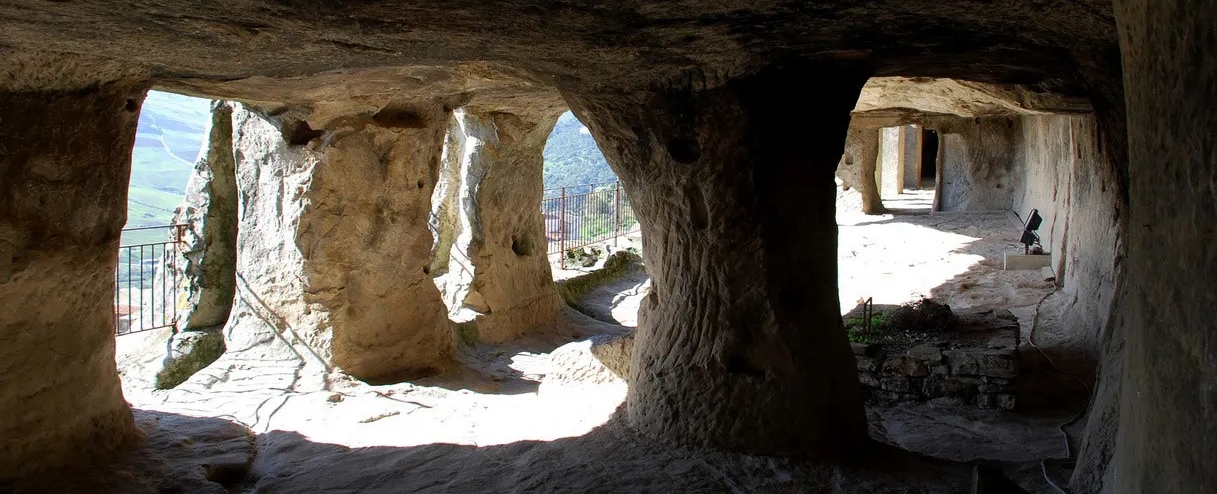 Castello di Sperlinga: Una Fortezza Scolpita nella Roccia - YOU LOVE ...