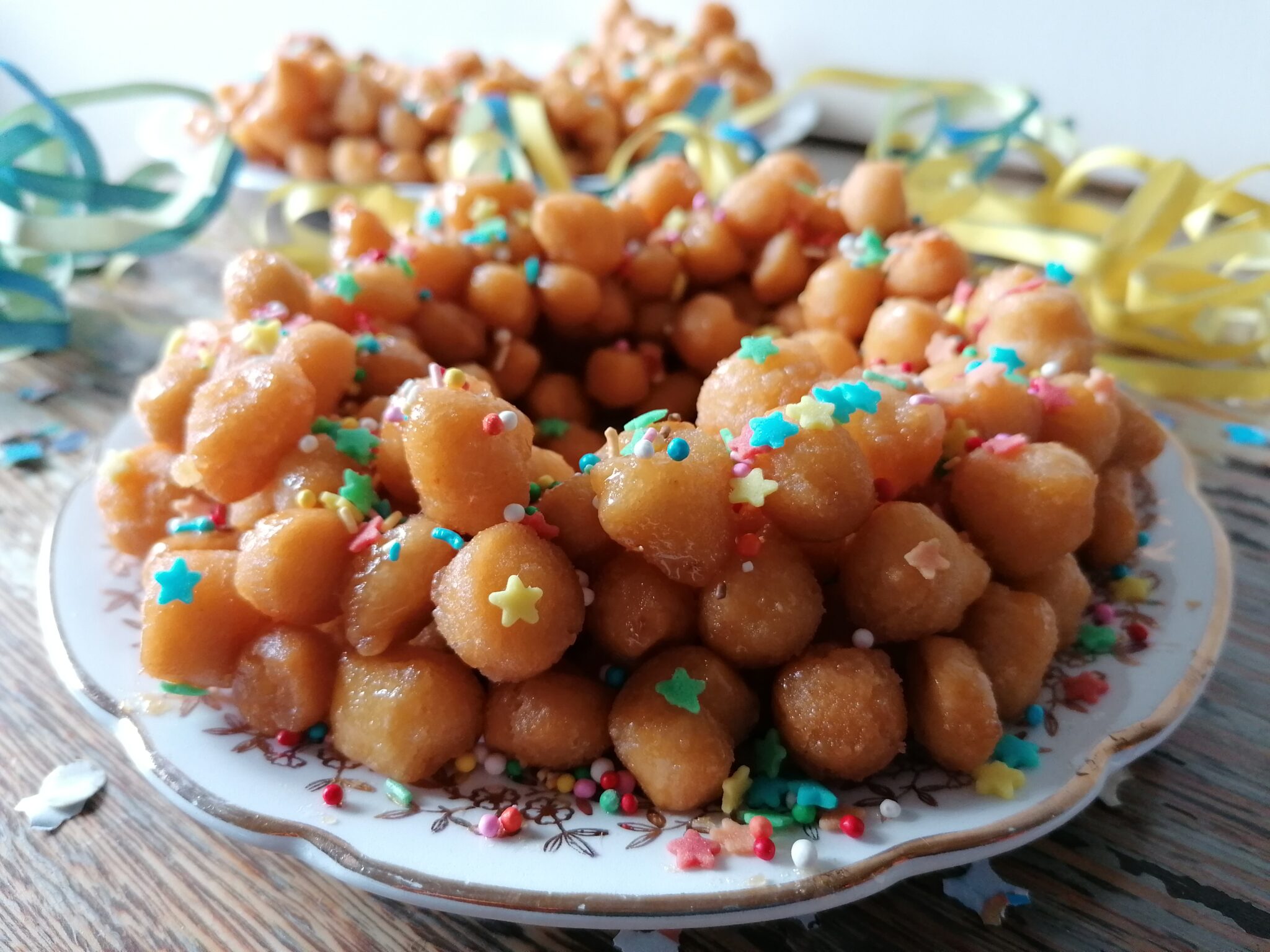 Pignolata siciliana al miele: la ricetta tradizionale del Carnevale ...